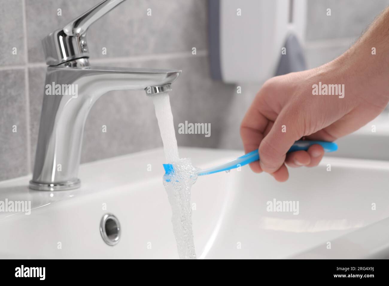 Brush teeth sink water hand hi-res stock photography and images - Alamy