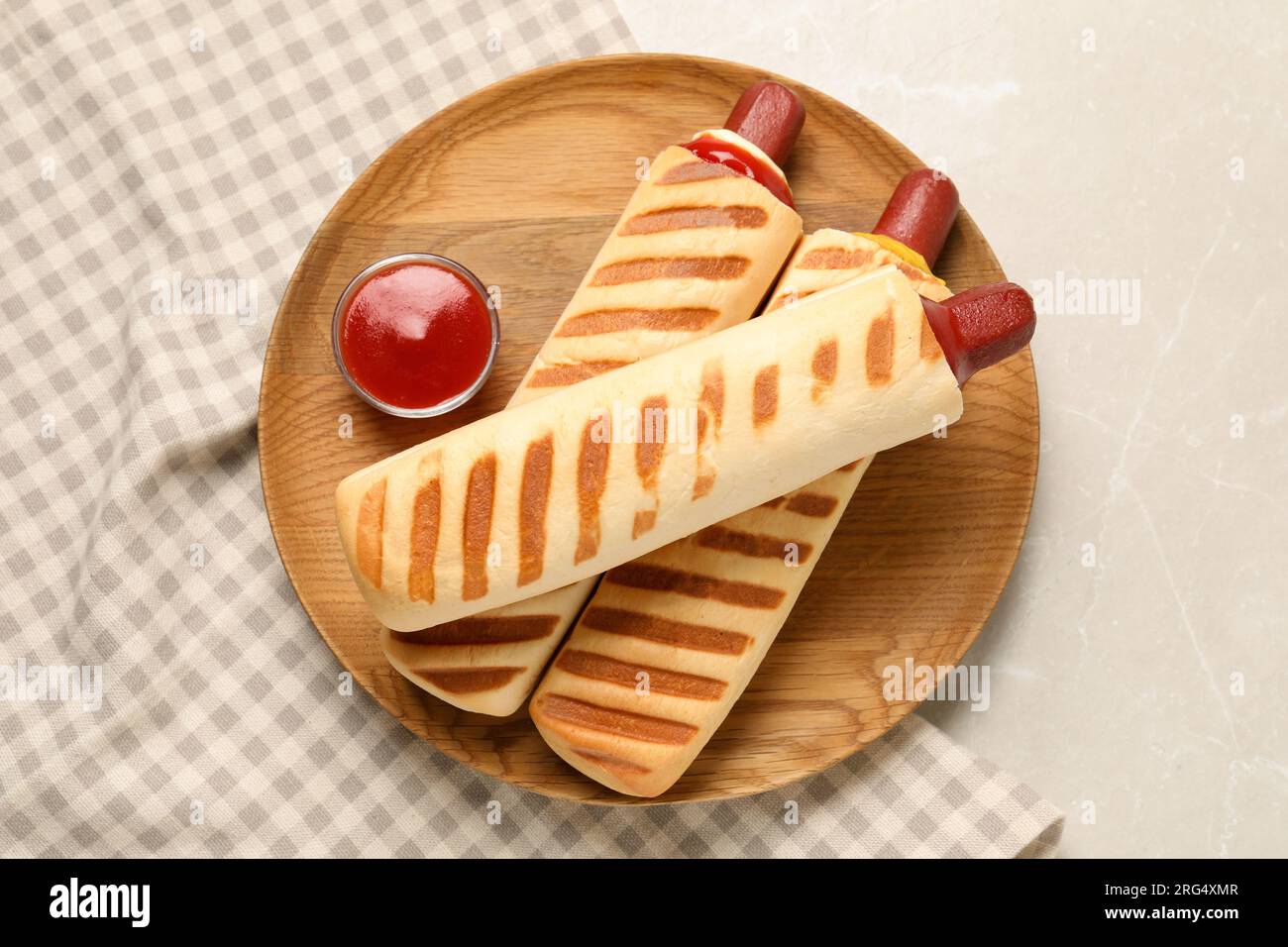 Hot dogs on table top view hi-res stock photography and images - Alamy