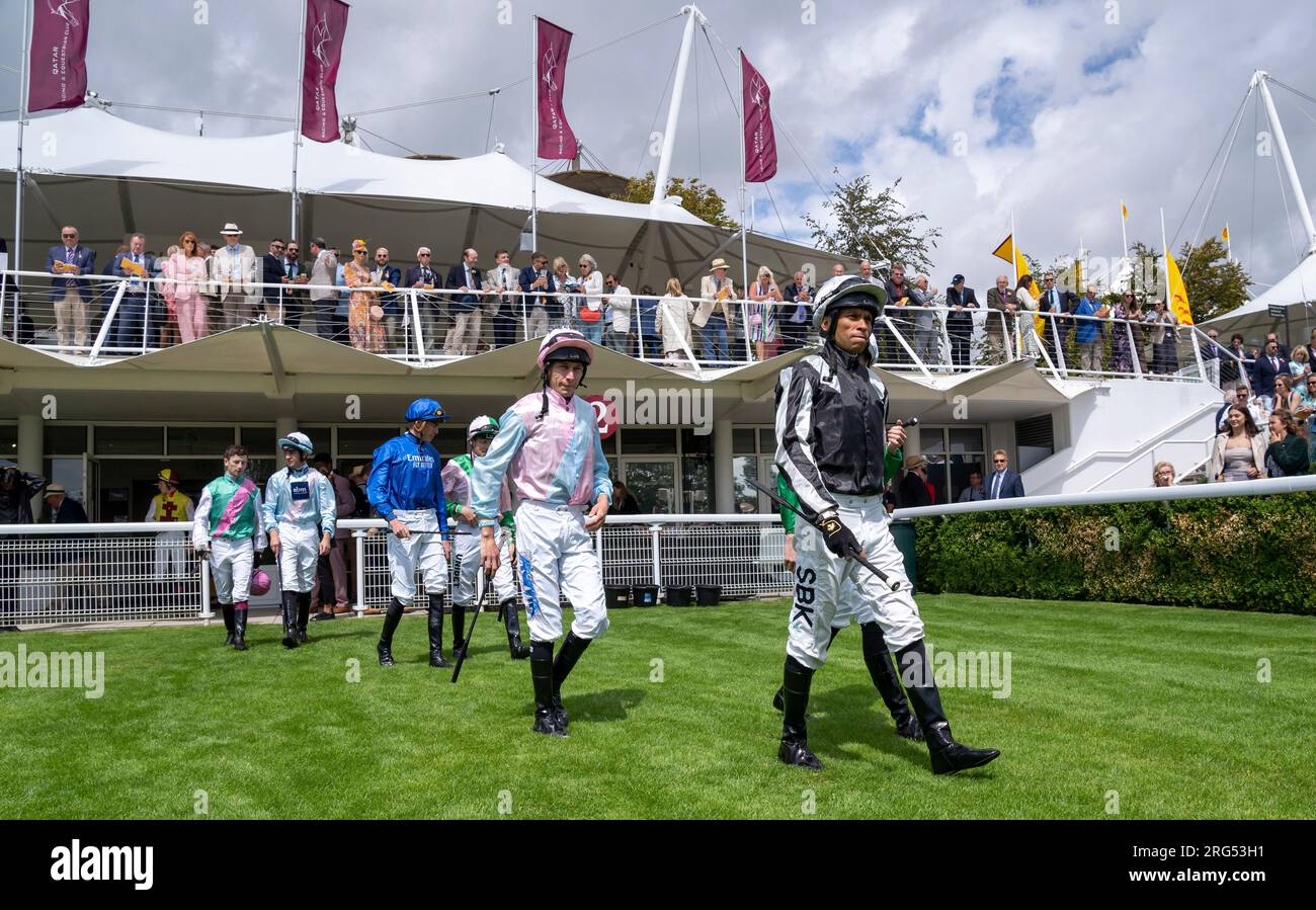 Racing horses parade ring hi-res stock photography and images - Alamy