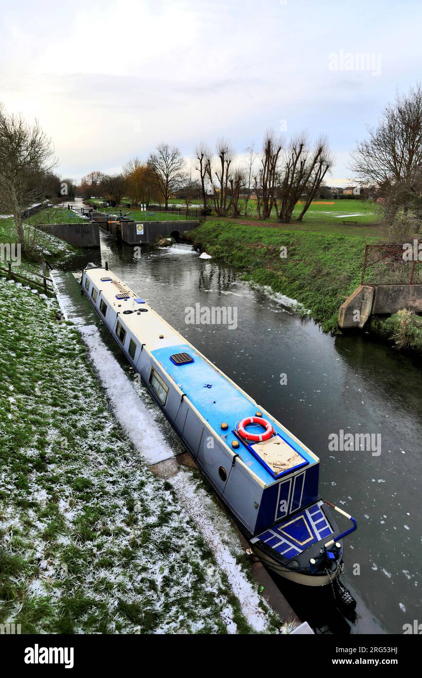Narrowboat at Ashline lock, Briggate river, Whittlesey town ...