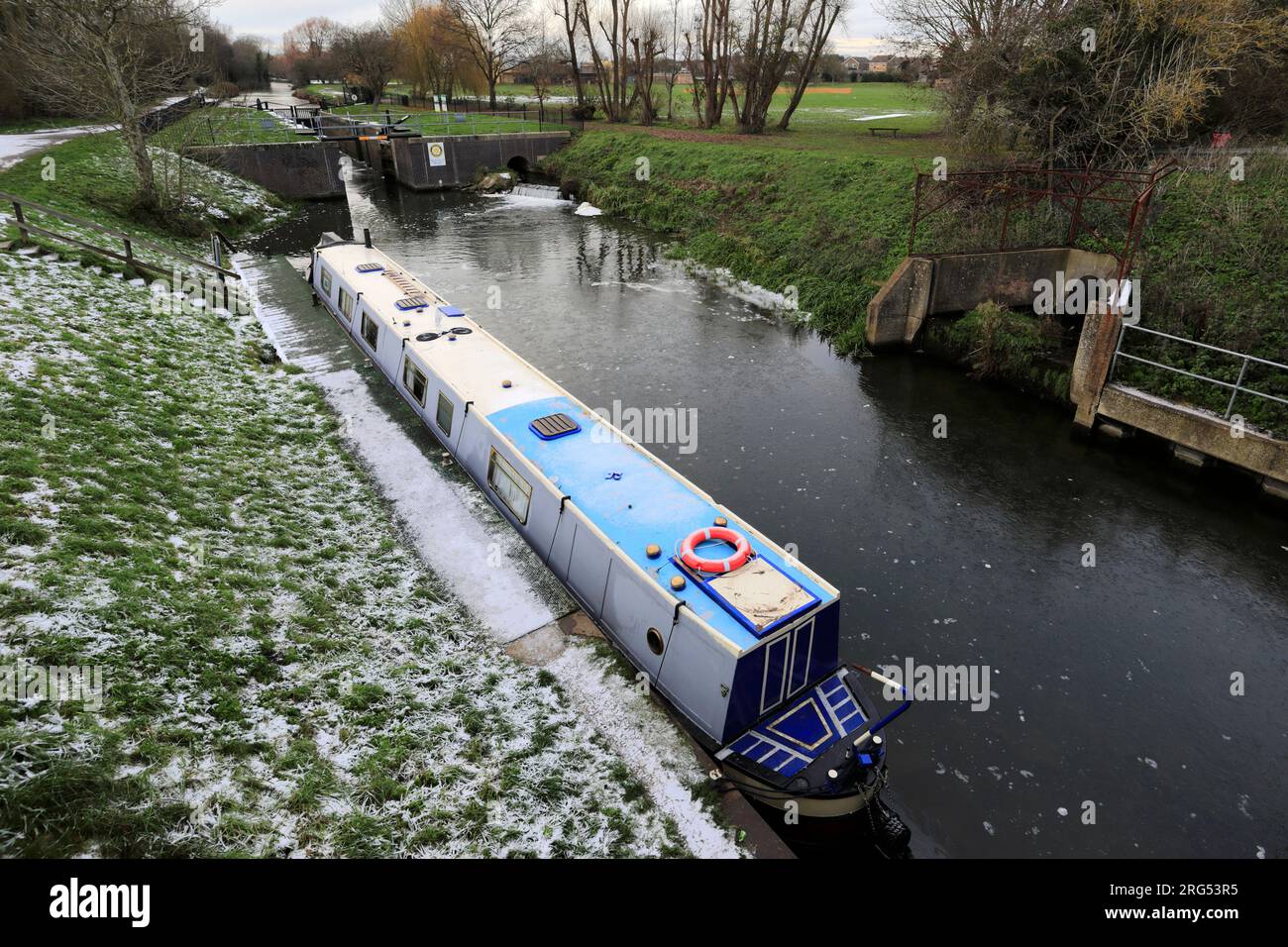 Narrowboat at Ashline lock, Briggate river, Whittlesey town ...