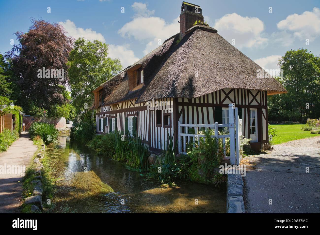 Cottage rural building architecture hi-res stock photography and images ...