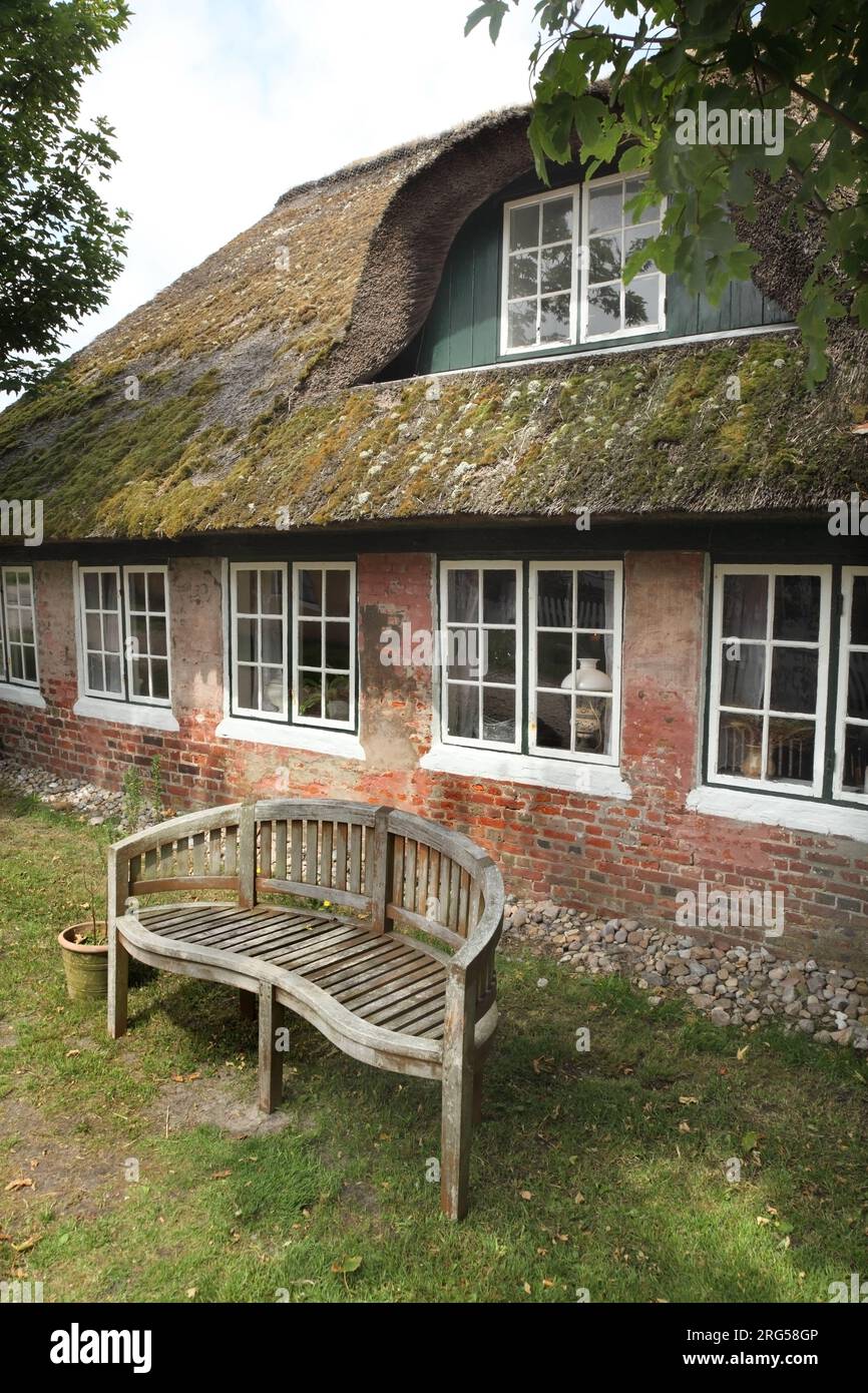 Traditional thatched cottage at Sønderho village, Fano / Fanø Island ...