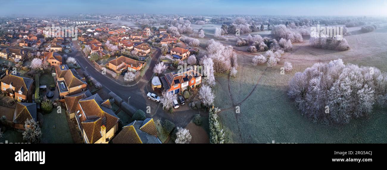 Frost-covered Hurst Park, by the River Thames. East Molesey, Surrey ...