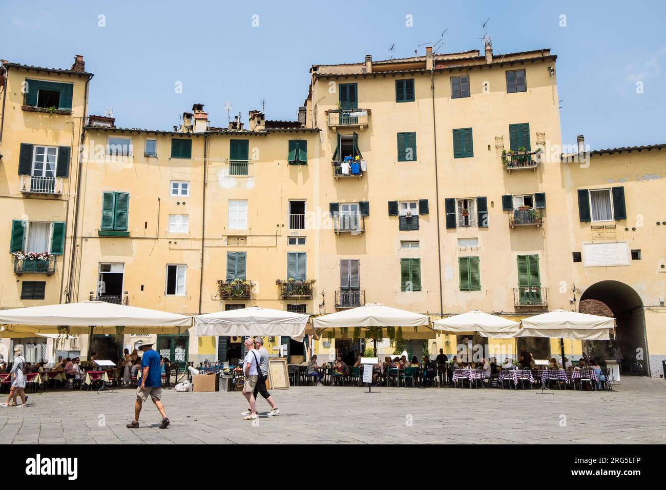 Italy, Tuscany, Lucca, Piazza dell'Anfiteatro, Amphitheatre Square ...