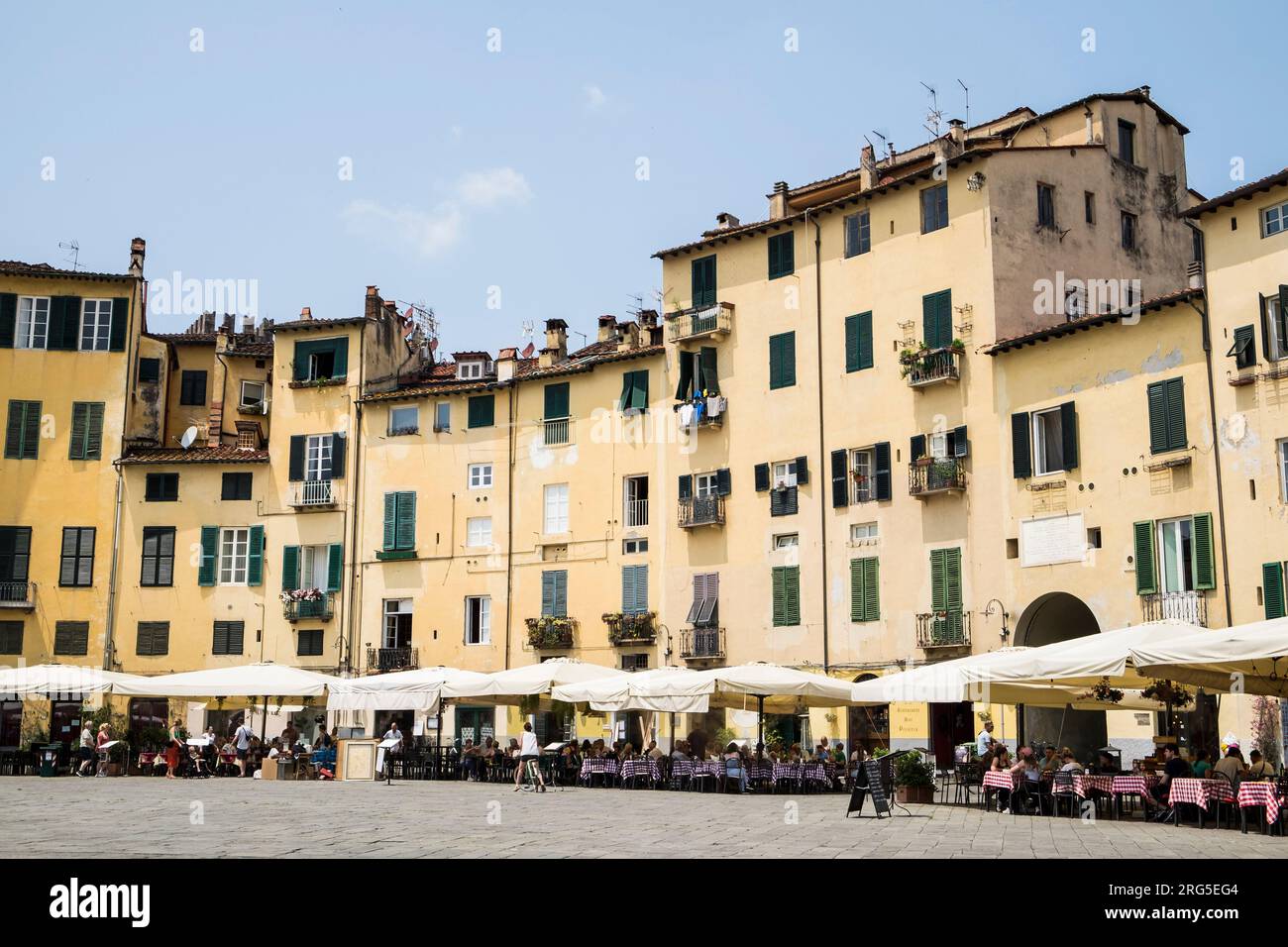 Italy, Tuscany, Lucca, Piazza dell'Anfiteatro, Amphitheatre Square ...