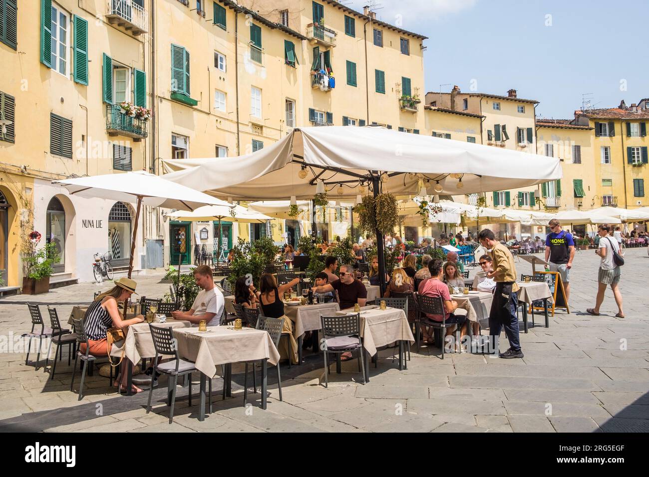 Italy, Tuscany, Lucca, Piazza dell'Anfiteatro, Amphitheatre Square ...