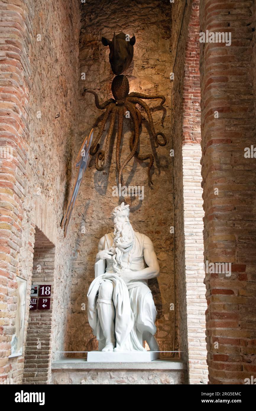 Landscape of statue in Salvador Dali Theater Museum in Figueres ...