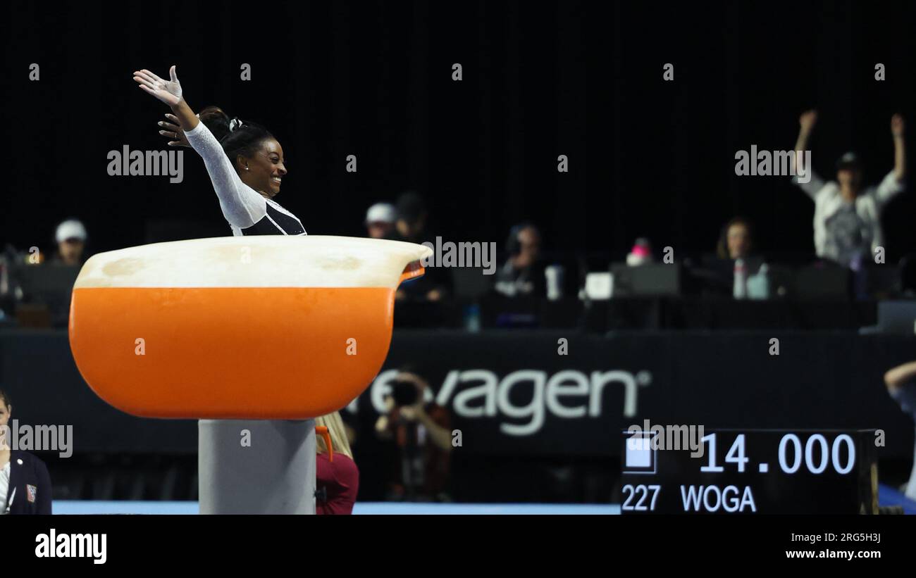 Simone biles yurchenko double pike hi-res stock photography and images ...