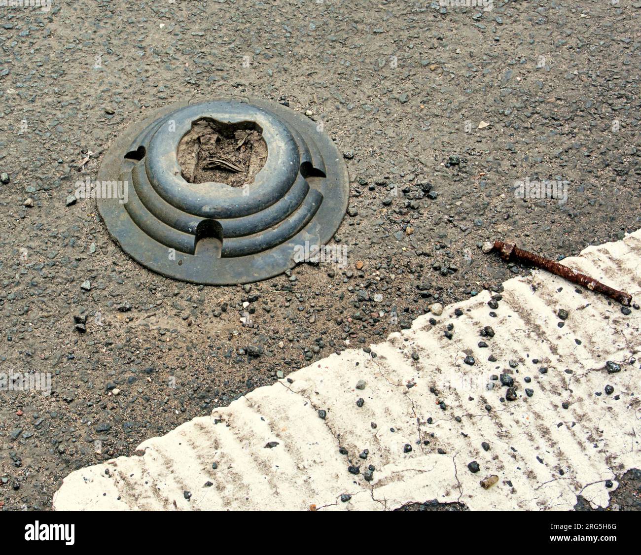 Plastic in road hi-res stock photography and images - Alamy