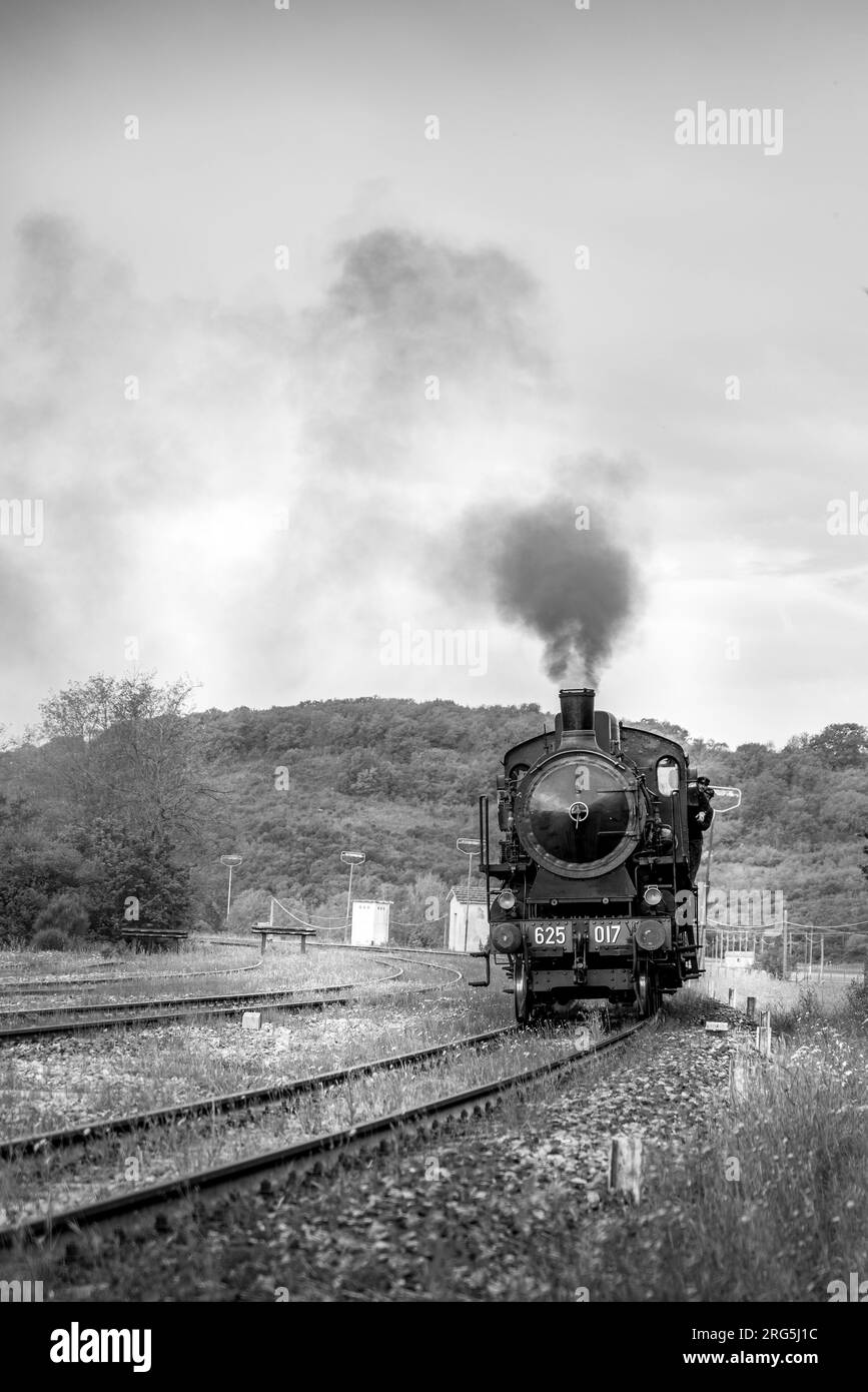 Steam trains in black and white hi-res stock photography and images - Alamy
