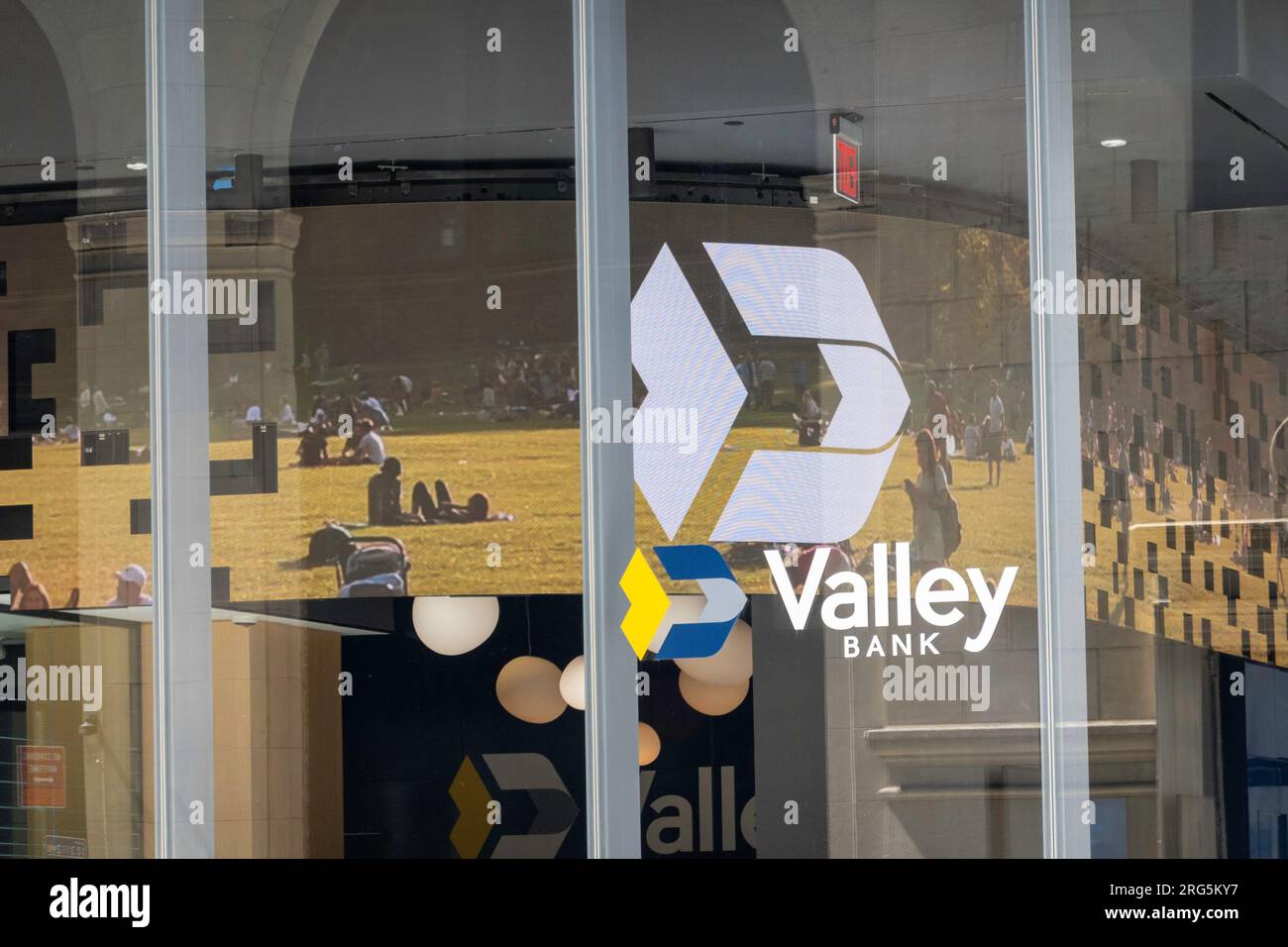 Valley Bank Entrance, 281 5th Ave, New York, USA 2023 Stock Photo - Alamy