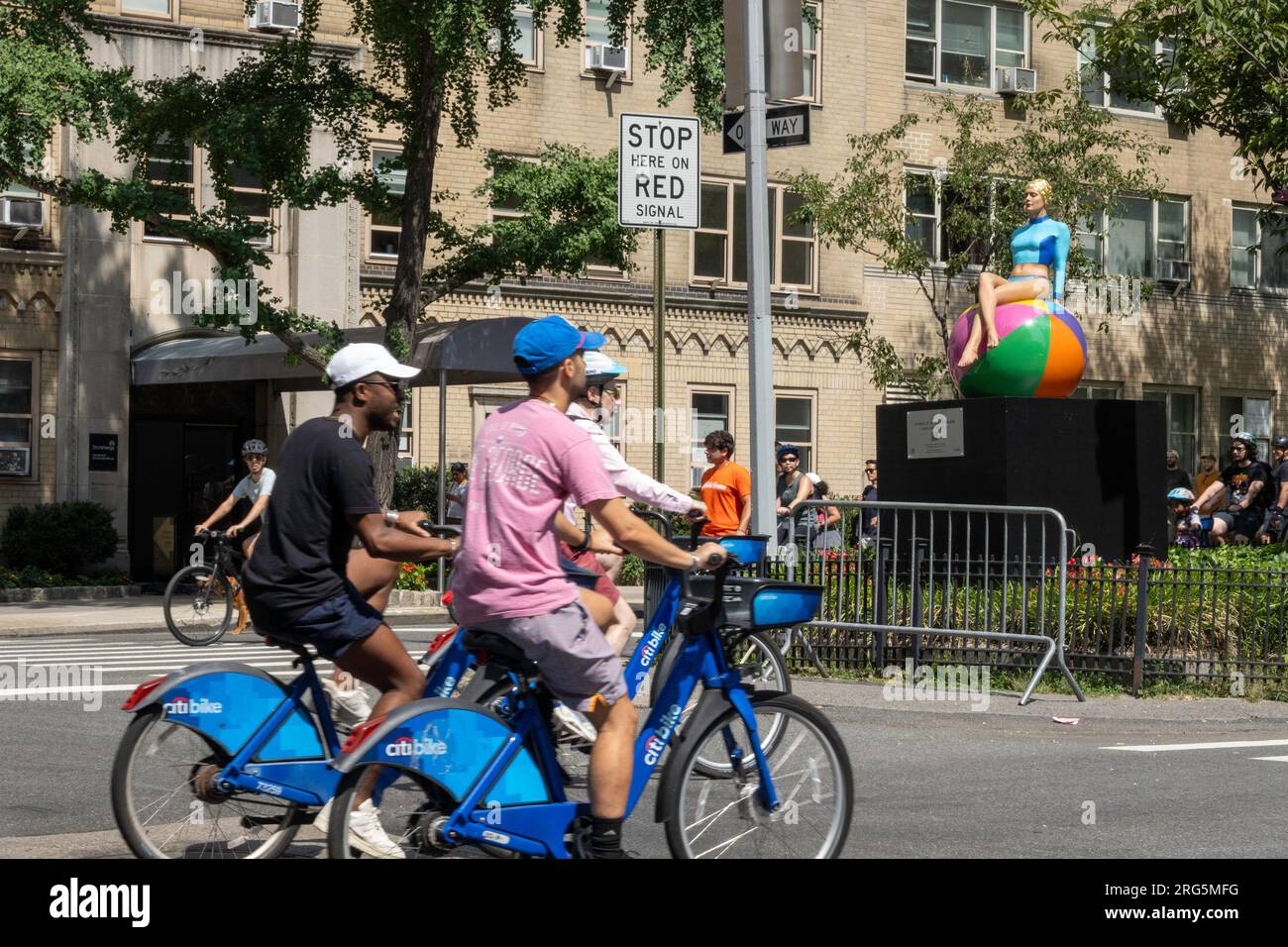 Women on bicycles 2023 hi-res stock photography and images - Alamy