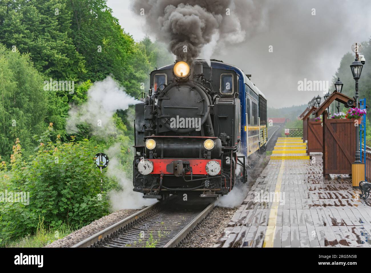 Retro steam train approaches to the platform Stock Photo - Alamy