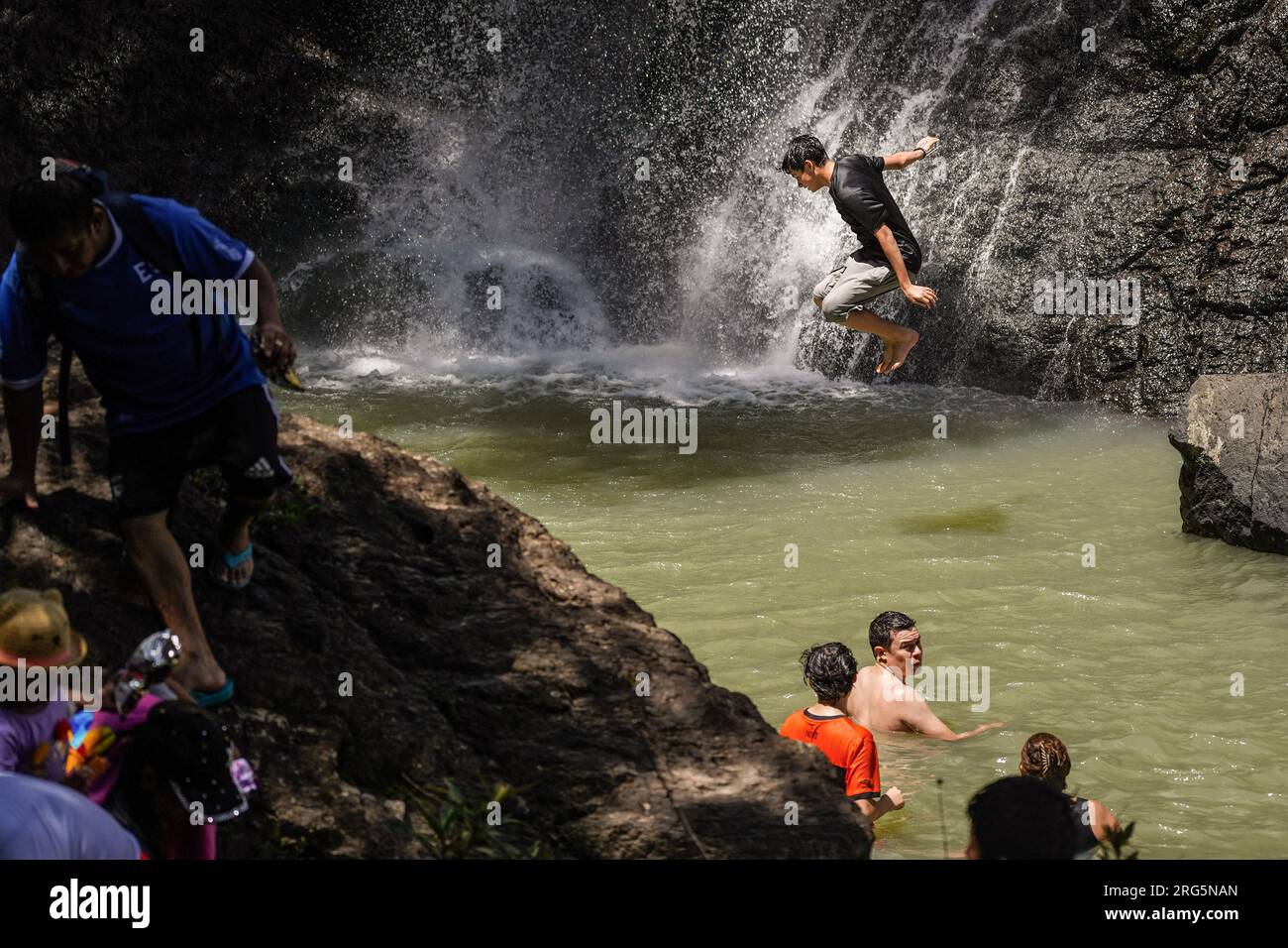 Arambala, El Salvador. 05th Aug, 2023. A boy jumps into a river in ...