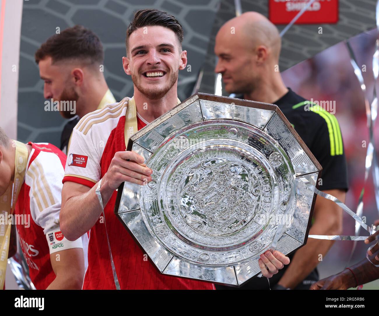 Fa community shield trophy hi-res stock photography and images - Alamy