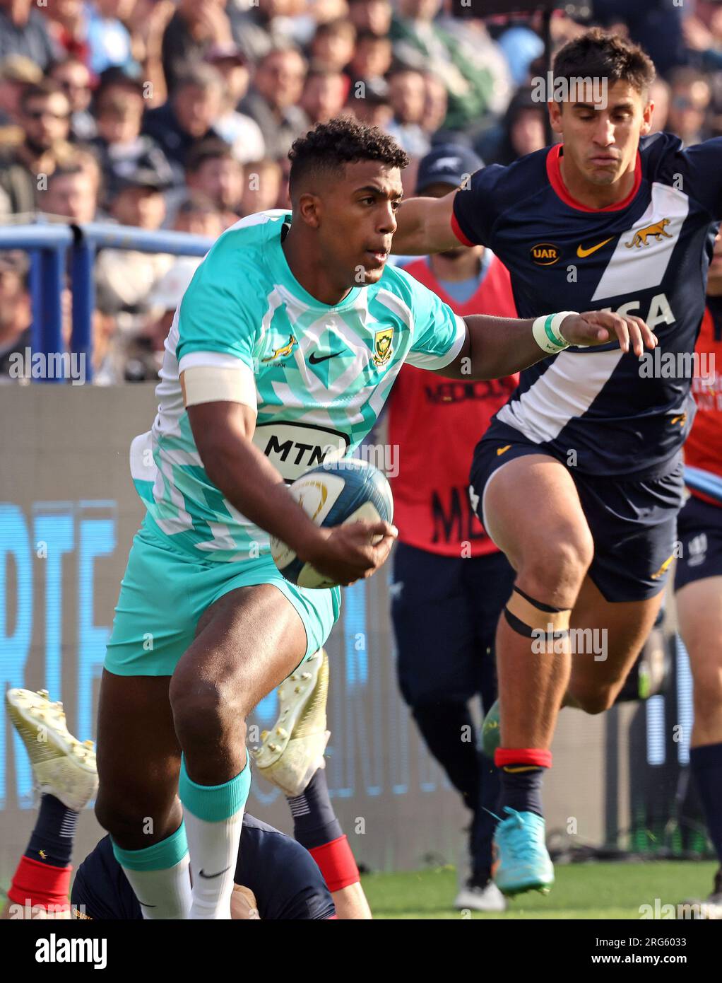South Africa's Springbooks Canan Moodie (L) runs with the ball during ...