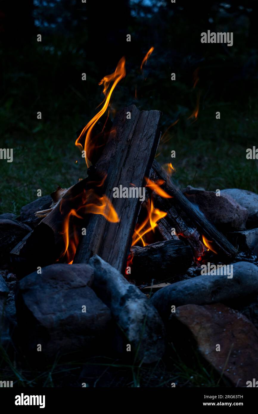 camp fire burning Stock Photo - Alamy