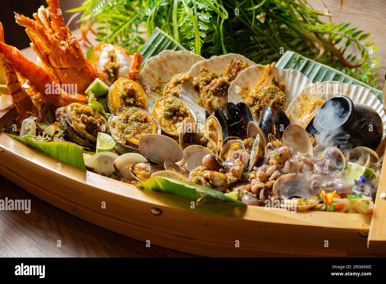 Thai seafood platter hi-res stock photography and images - Alamy