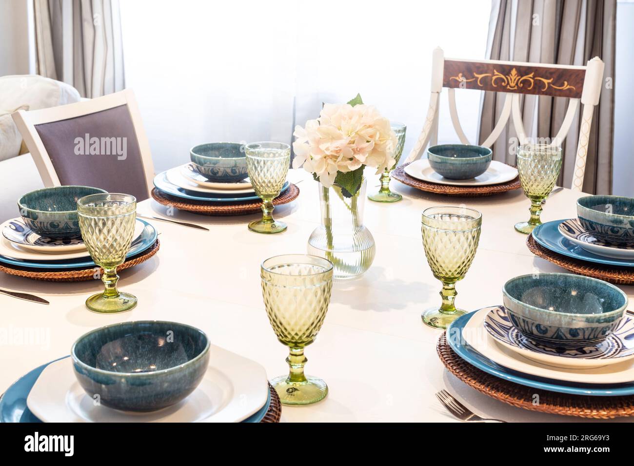 Set table for six people hi-res stock photography and images - Alamy