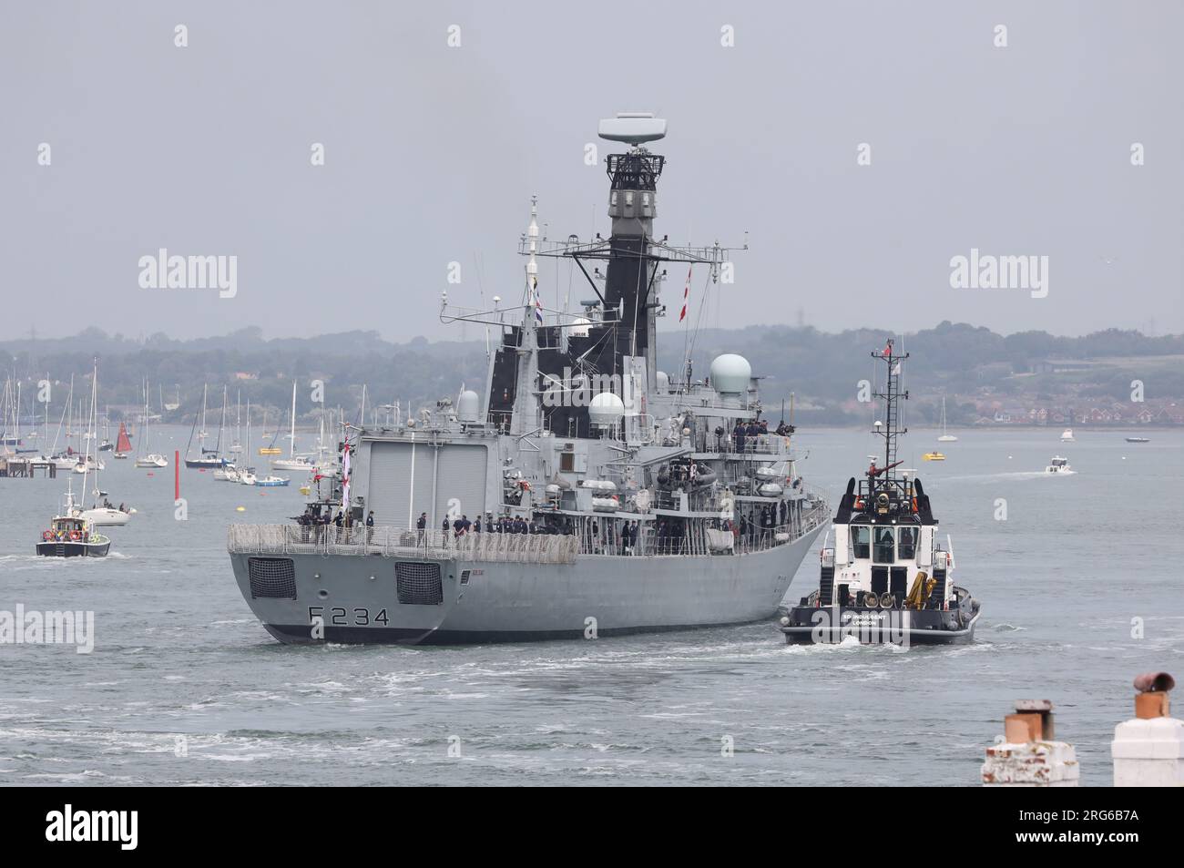 The tug SD INDULGENT ready to bring the warship HMS IRON DUKE alongside ...