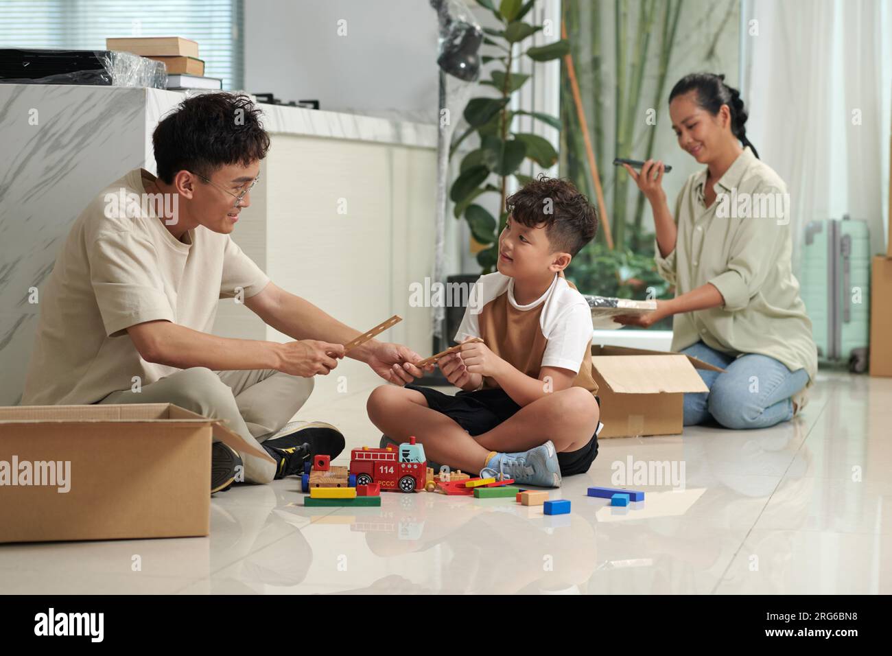 Taking boxes hi-res stock photography and images - Alamy