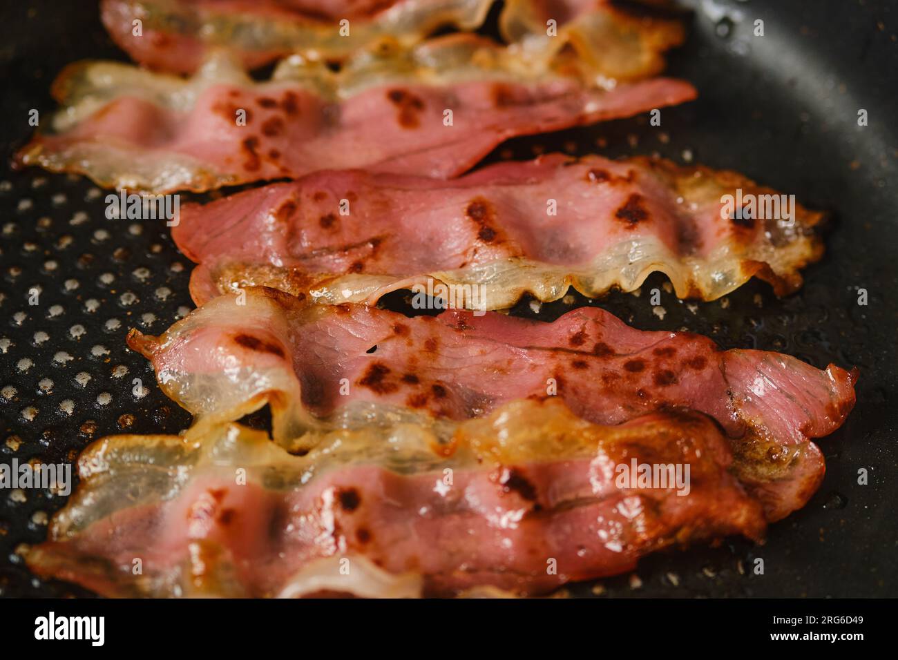 Closeup overhead view of a frying pan with bacon Stock Photo - Alamy