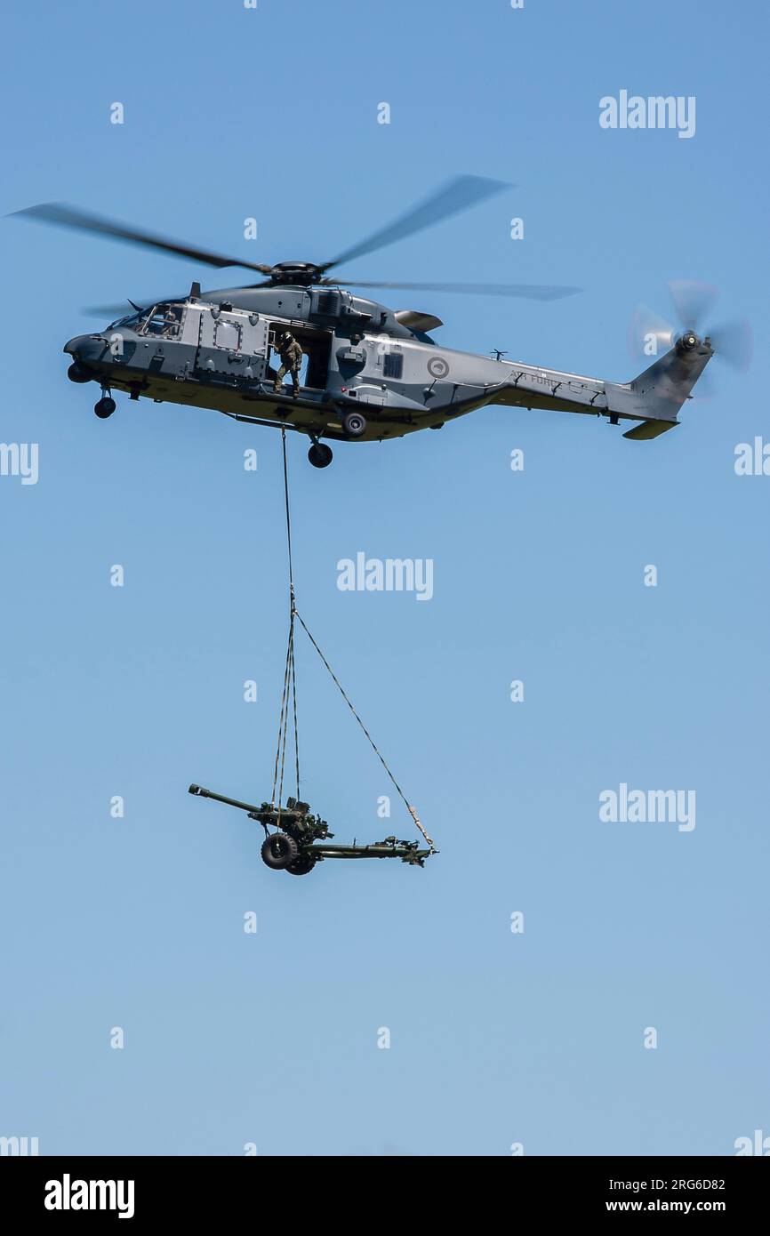 A Royal New Zealand Air Force NH90-TTH sling loading a L119 light gun ...