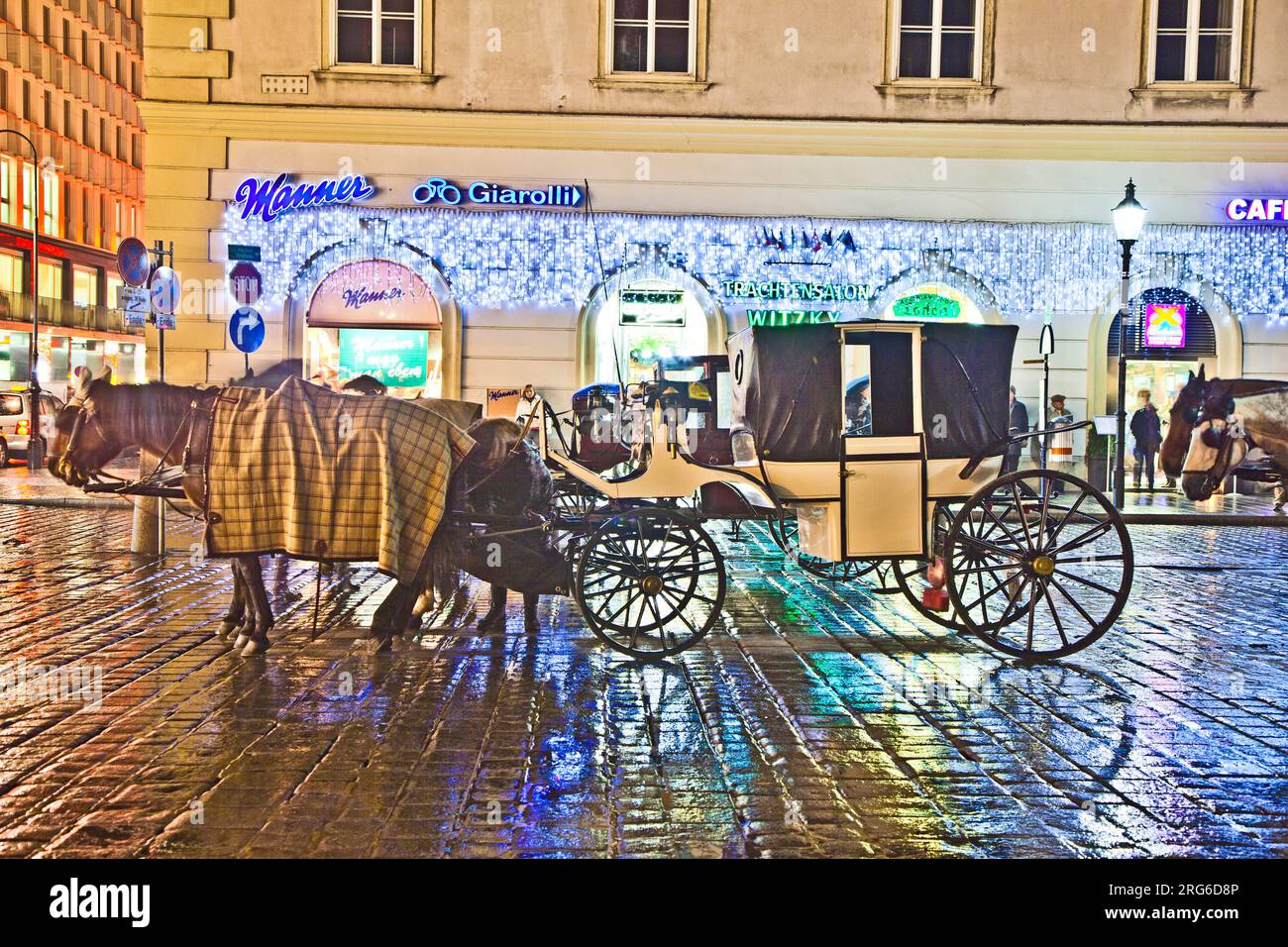 VIENNA, AUSTRIA - NOV 26: famous horse drawm fiaker at the Stephans ...