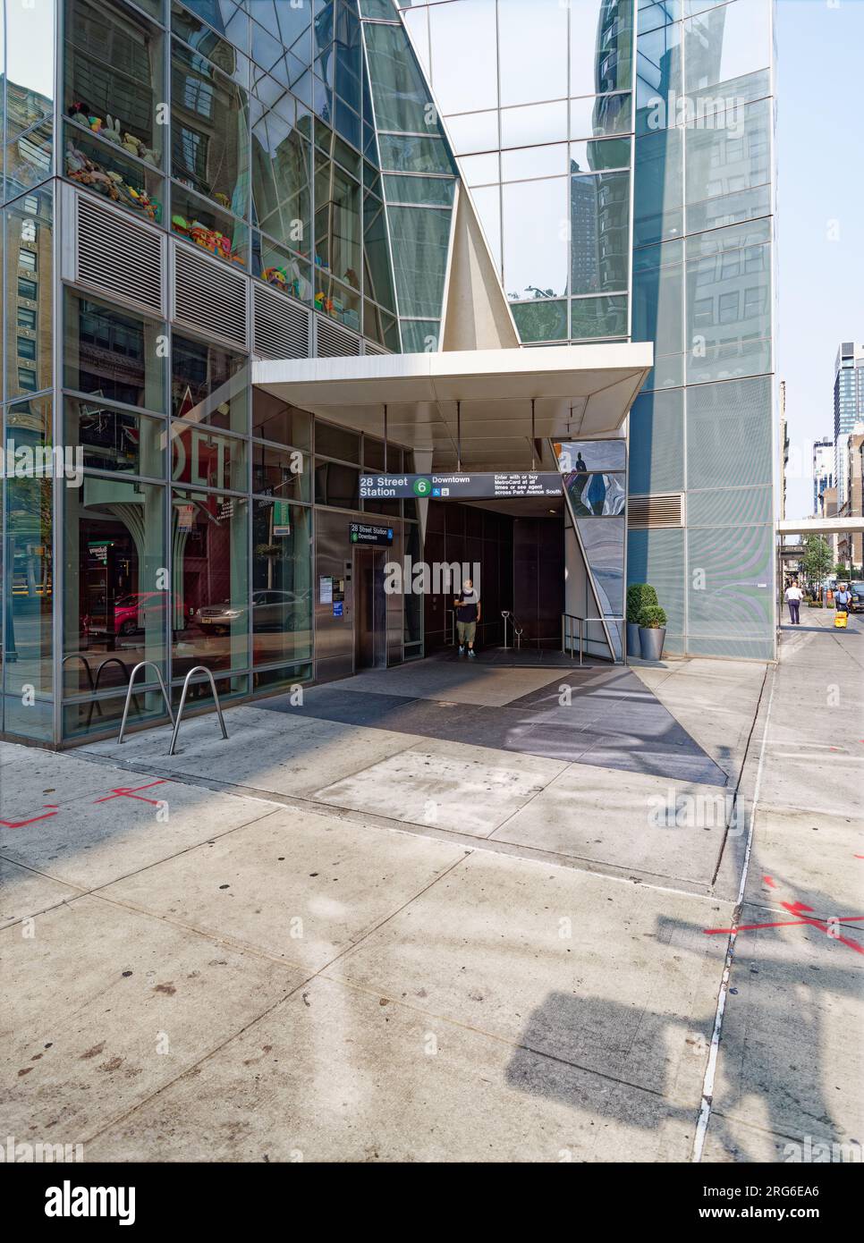 A subway entrance (southbound IRT #6) is integrated into the base of ...