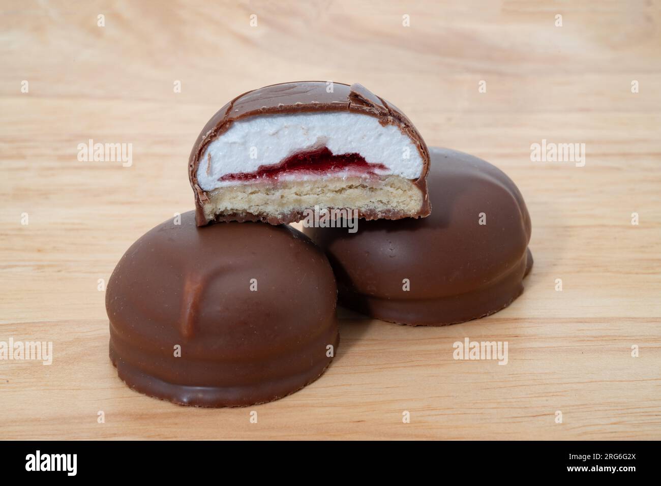 Marshmallow and chocolate biscuits hi-res stock photography and images - Alamy