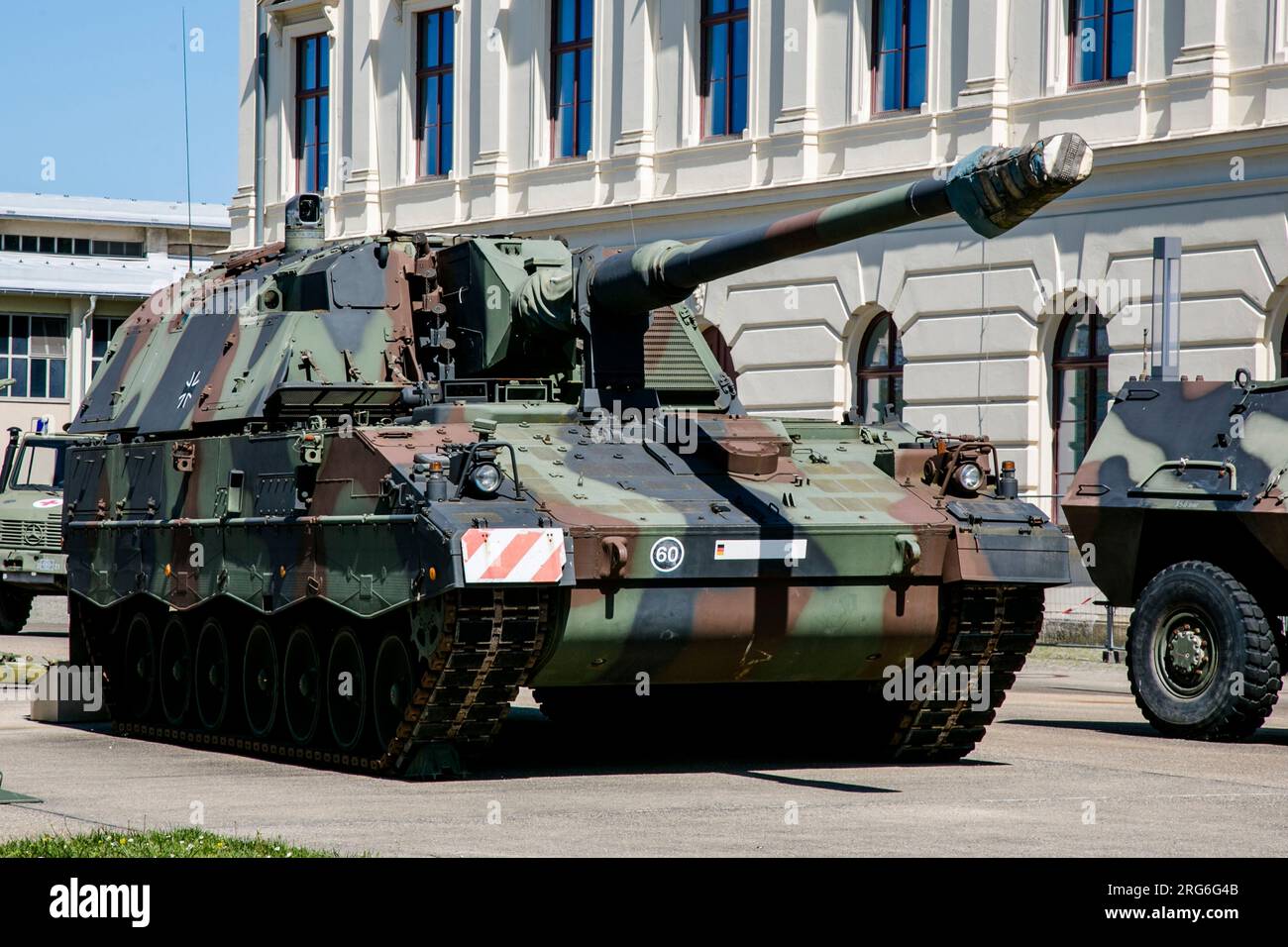 The Panzerhaubitze 2000 self-propelled howitzer tank of the German Army ...