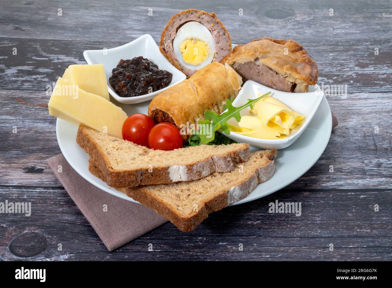 English ploughmans lunch hi-res stock photography and images - Alamy