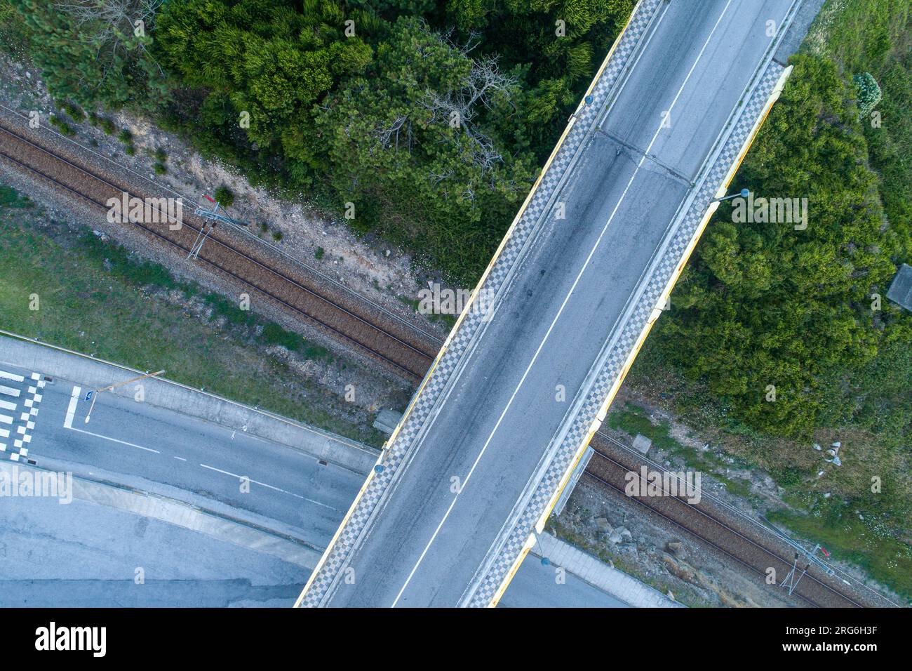 Train crossing bridge over highway hi-res stock photography and images ...