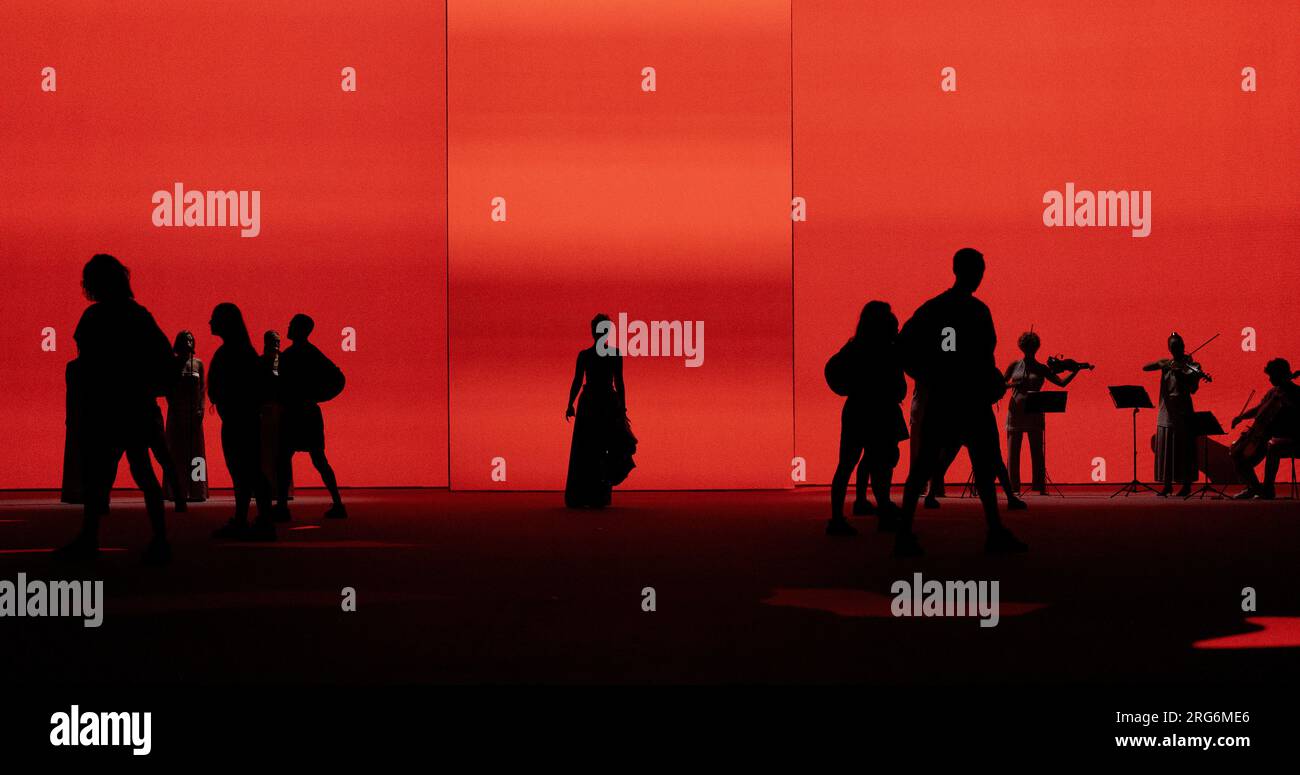 ROTTERDAM - Viktoria Modesta, known as the 'world's first amputee pop ...