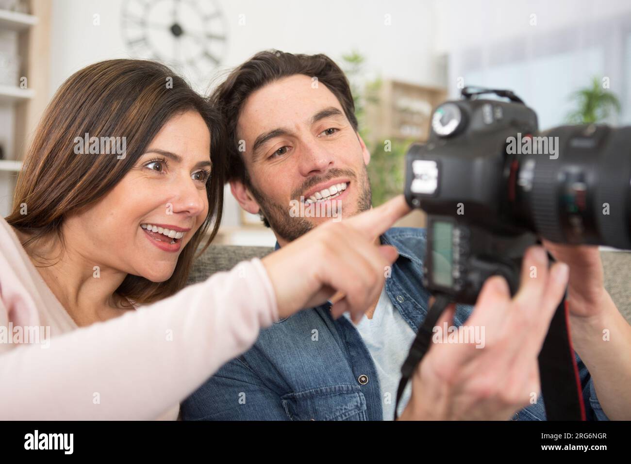 couple at home reviewing photos on camera screen Stock Photo - Alamy