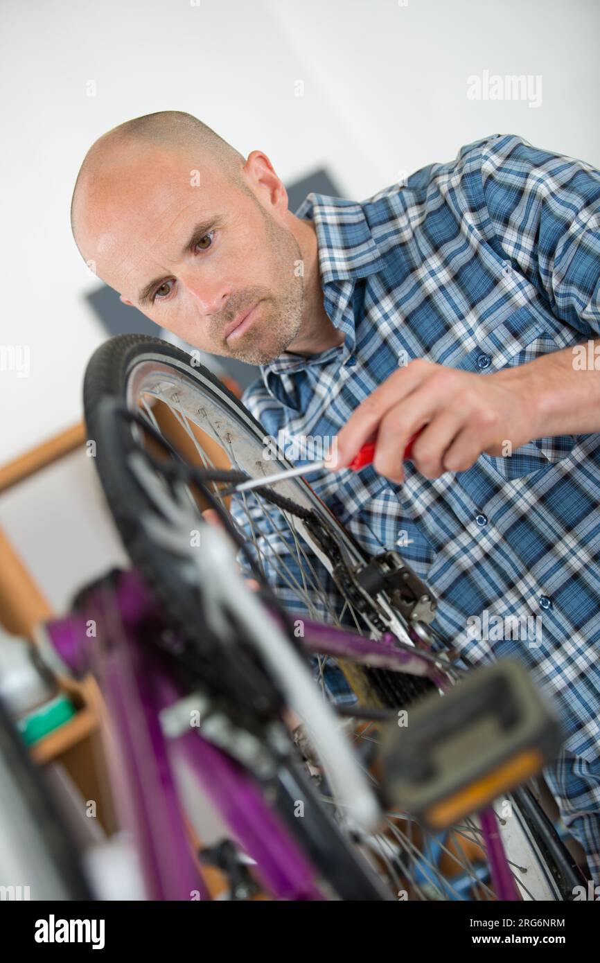 Mechanic cleaning fixing brake hi-res stock photography and images - Alamy