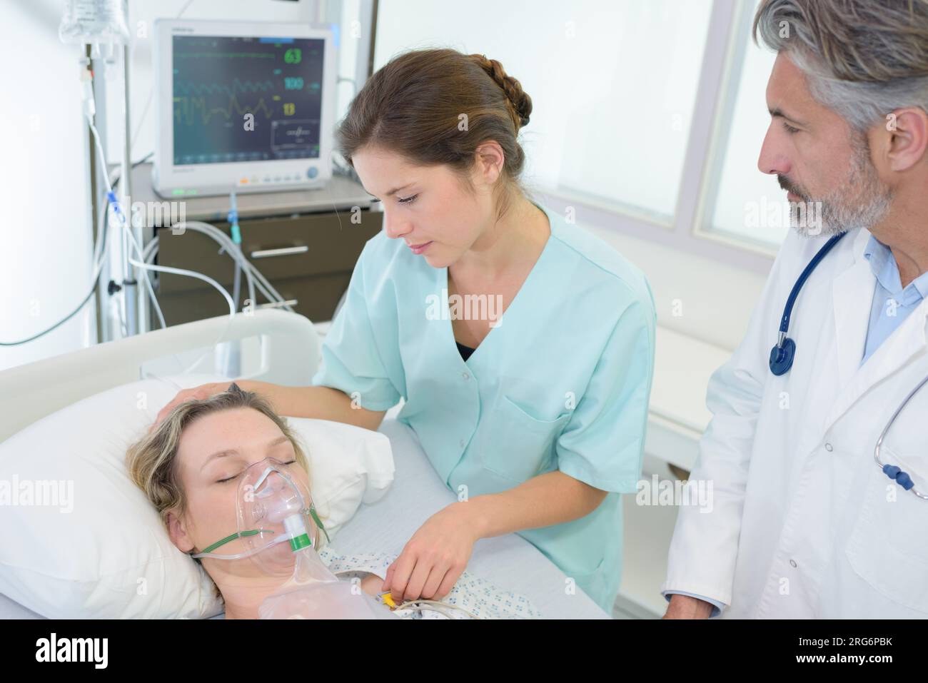 patient with oxygen mask on Stock Photo - Alamy