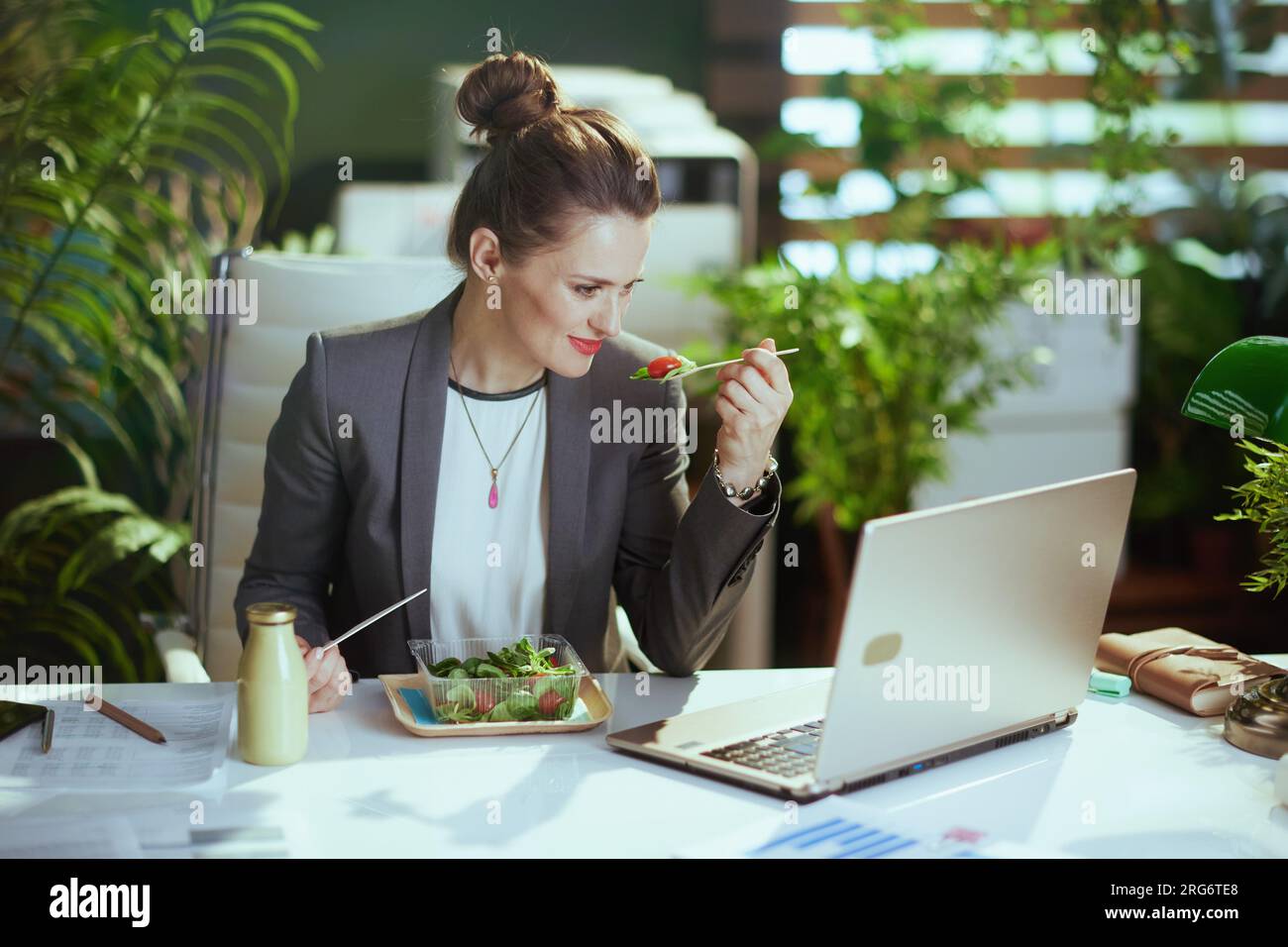 Woman work eat at desk hi-res stock photography and images - Alamy