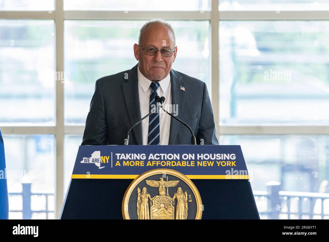 Harrison metro north station hi-res stock photography and images - Alamy