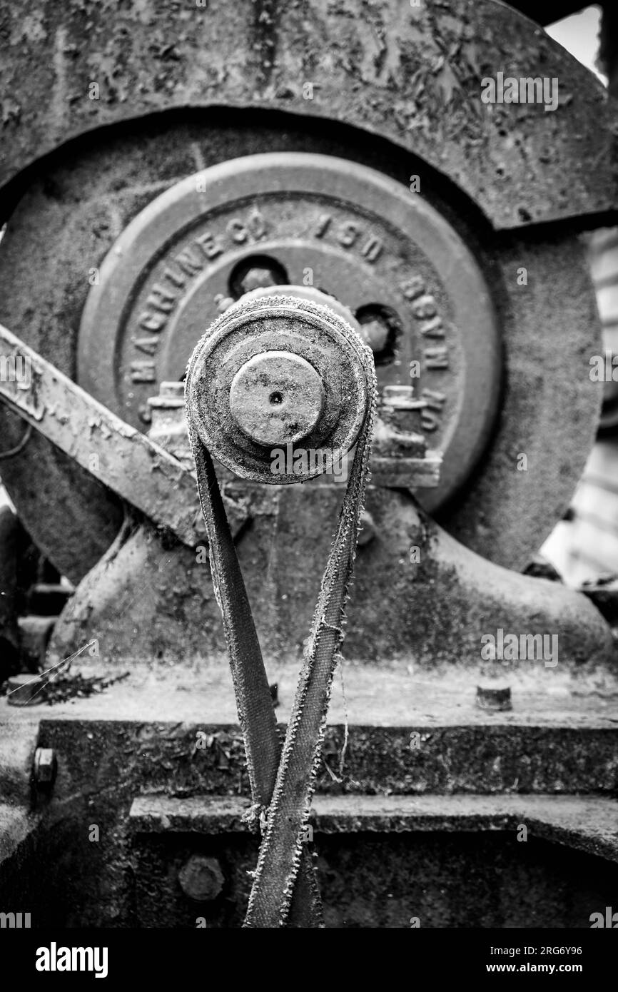 Pulley wheel mechanical device hi-res stock photography and images - Alamy
