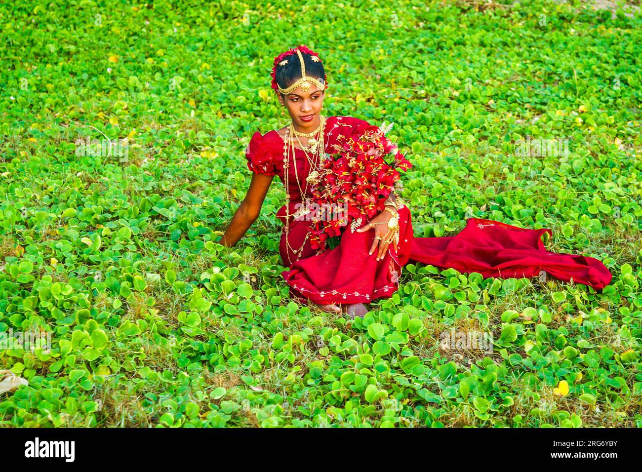COLOMBO, SRI LANKA - AUG 18: couple pose at a Poruwa on August 18, 2005 ...