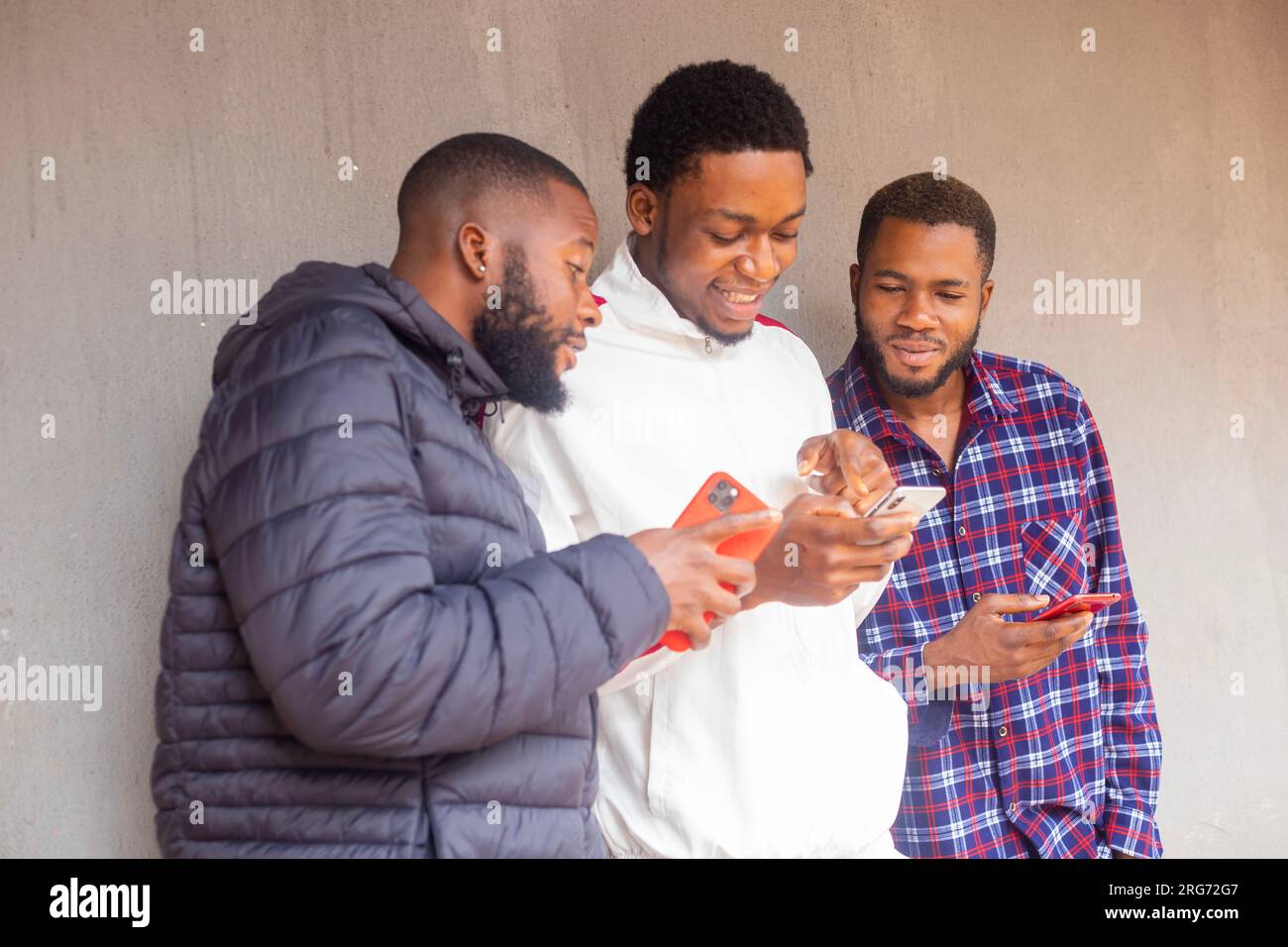 Mobile africa students hi-res stock photography and images - Alamy