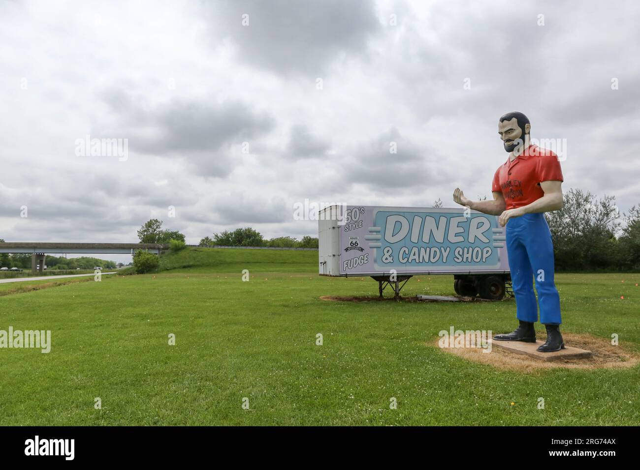 Pink Elephant Antique Mall in Livingston, Illinois Stock Photo - Alamy