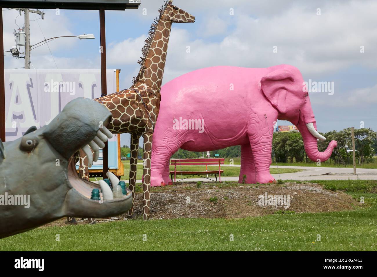 Pink Elephant Antique Mall in Livingston, Illinois Stock Photo - Alamy