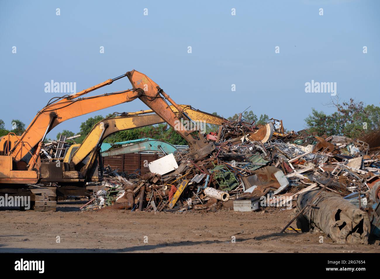 Magnet crane hi-res stock photography and images - Alamy