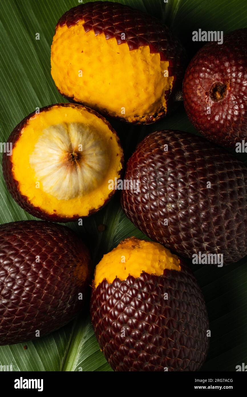 Platano rojo hi-res stock photography and images - Alamy