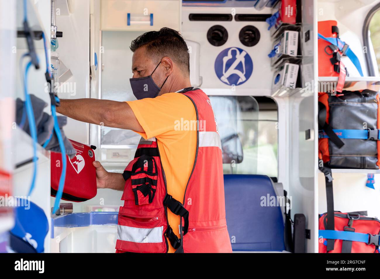 Profile of ambulance hi-res stock photography and images - Alamy