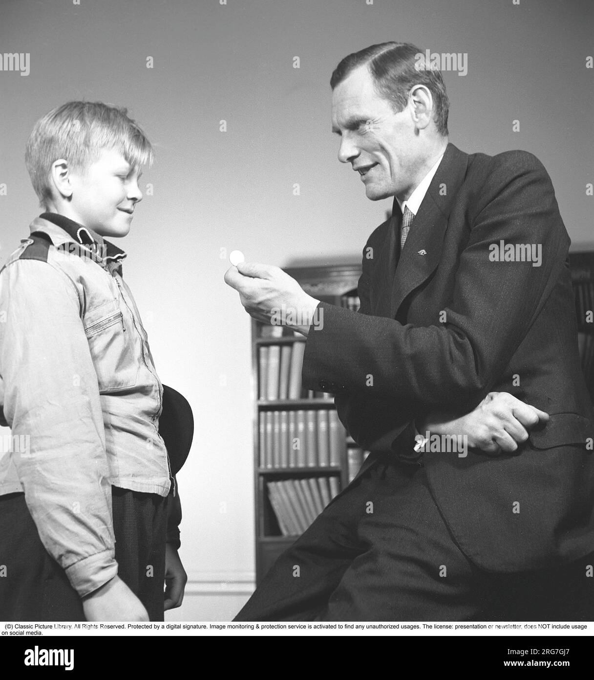 Parents money vintage hi-res stock photography and images - Alamy