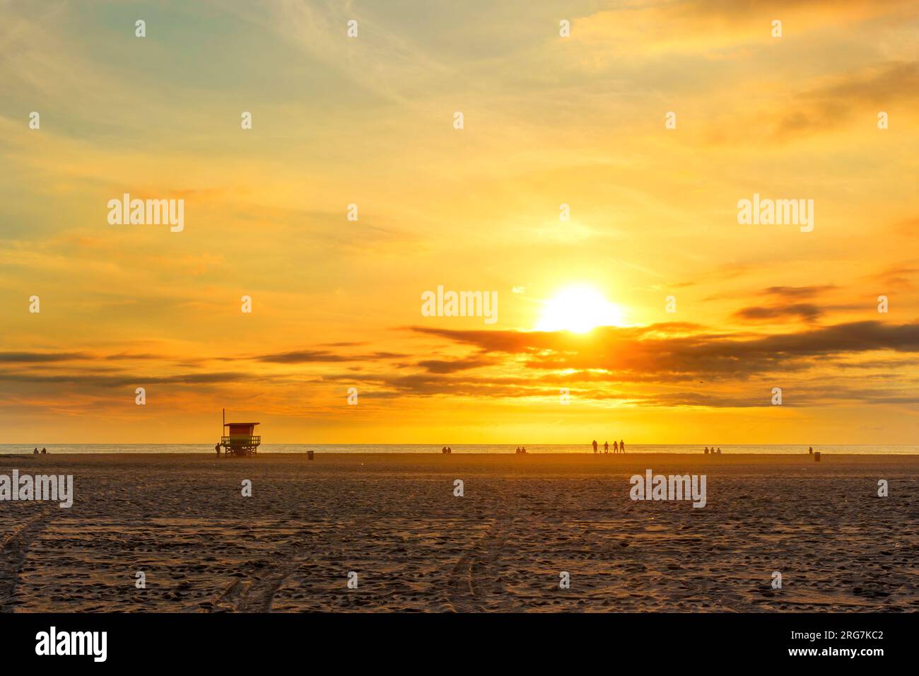 Awe-inspiring beauty of Venice Beach as unrecognizable beachgoers ...